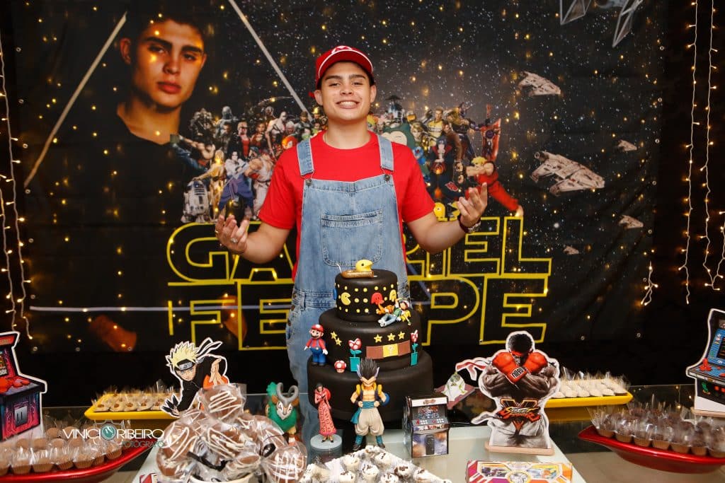 Ator Gabriel Felipe comemora aniversário com festa repleta de famosos