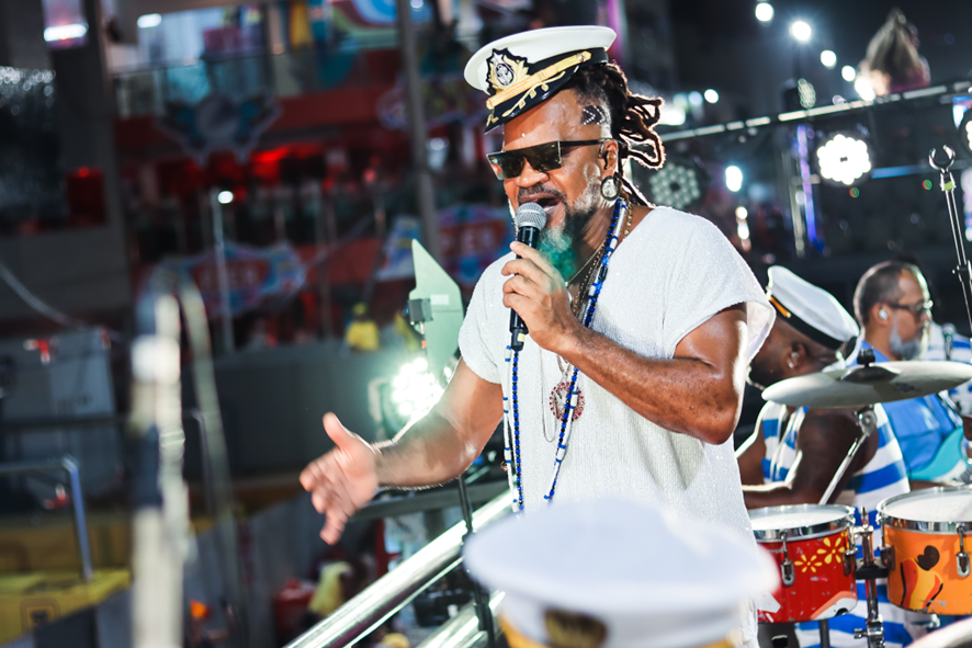Carlinhos Brown lança clipe de ‘Aglomera’, música do álbum ‘Pop Xirê’